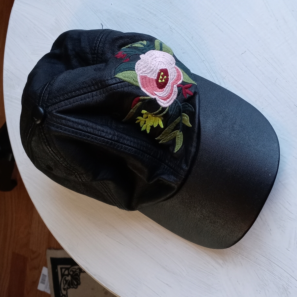 David And Young Ladies' Vegan Leather Cap - Gem